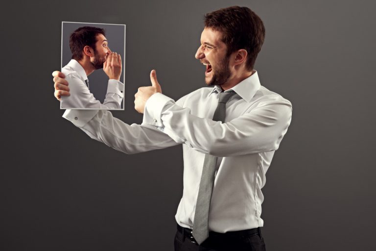 Laat de innerlijke criticus een toontje lager zingen - The Optimist